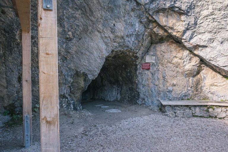 Dachstein Krippenstein Adventure: A Guide to Cable Cars & Views