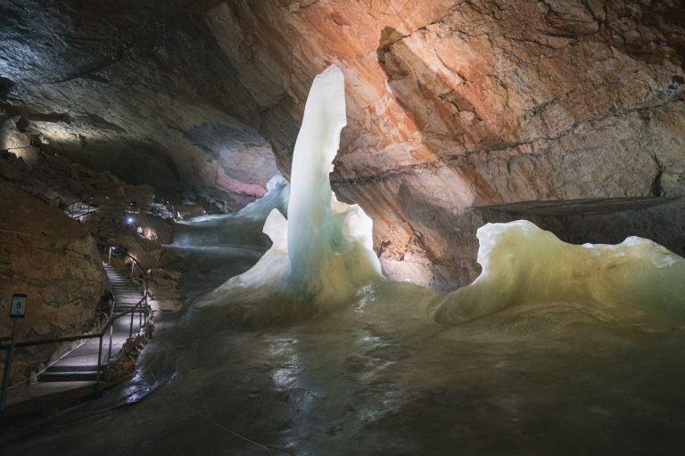 Dachstein Krippenstein Adventure: A Guide to Cable Cars & Views